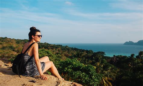 젊은 여행자 여자 태국에서 피 피 섬에 아름 다운 보기를 즐긴다 갈색 머리에 대한 스톡 사진 및 기타 이미지 갈색 머리 경관 고독 개념 Istock