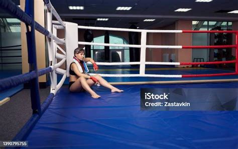 손에 권투 테이핑 붕대를 든 여성 전투기가 권투 반지에 앉아 있습니다 가방에 대한 스톡 사진 및 기타 이미지 가방 건강관리와 의술 검은색 Istock