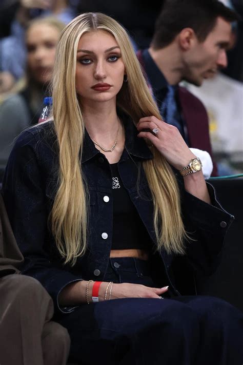 Wnba球星卡梅隆·布林克在令人惊叹的烟雾弥漫的封面拍摄中惊艳亮相夜猫体育