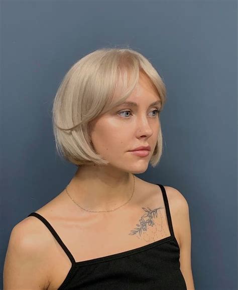A Pretty Chin Length Bob With Curtain Bangs And Rounded Ends Looks