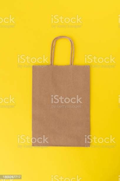 노란색 배경에 종이 쇼핑 백 공간을 복사합니다 모의 수직 프레임 가방에 대한 스톡 사진 및 기타 이미지 가방 공란 구매 Istock