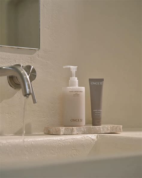 Hand26body Wash Hand Cream 하루종일 쉼 없이 움직이는 우리의 손 손은 우리의 많은 노력과 고민을 담고 있어요 원스32의 핸드케어 제품은