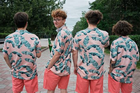 나란히 서 있는 한 무리의 젊은이들 사진 Unsplash의 총각 파티 이미지