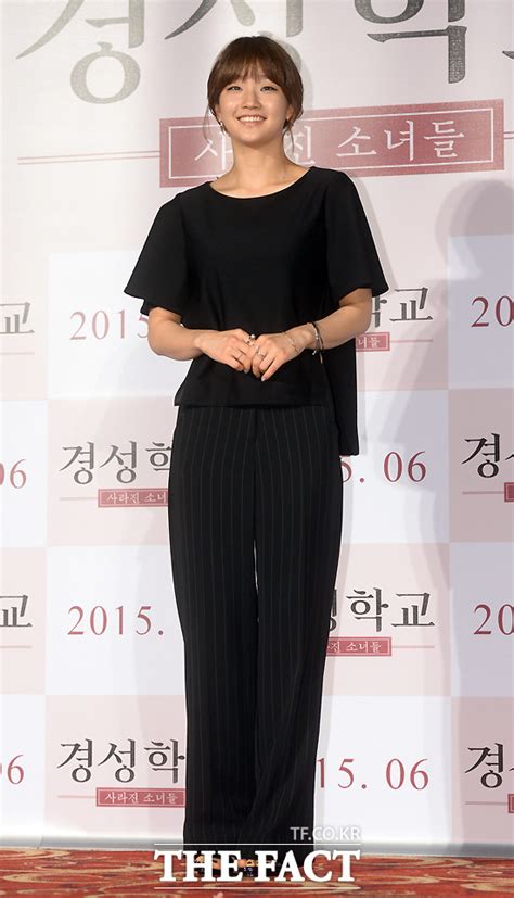[tf클릭] 신예 박소담 올블랙 속 옆트임 반전 패션 포토 기사 더팩트