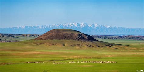 Үзэсгэлэнт Уран хайрхан уул Монгол орны нутгаас олдсон доод палеолитын үеийн хамгийн эртний