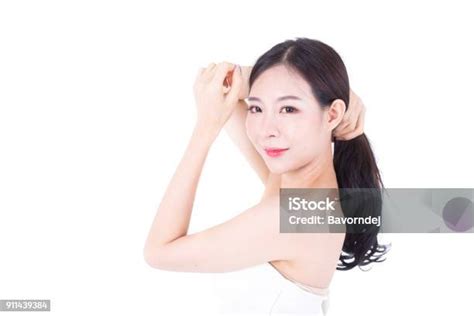 근접 촬영 아름 다운 한국 여자는 한국 여 자가 2030 년 된 흰색 배경에 고립 된 그녀의 머리를 들고 흰색 배경 포즈 개념에 대한 스톡 사진 및 기타 이미지 Istock