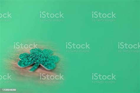 샴록 클로버 잎 아일랜드 축제 기호 선택적 초점 세인트 패트릭의 날 녹색 배경 0명에 대한 스톡 사진 및 기타 이미지 0명 St Patricks Day 고풍스런