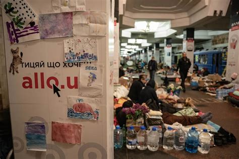 Infobae En Ucrania Las Fotos De La Vida Subterránea De Los Habitantes De Kharkiv Por Los