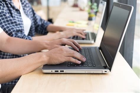 현대 사무실 인테리어 브레인 스토밍에서 회의에 스타트업 젊은 성공적인 팀 비즈니스 계획을 세우고 노트북 컴퓨터에서 작업 공동체에