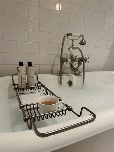 คลังภาพถ่ายฟรีของ ในร่ม การดูแลผิว การผ่อนคลาย การรักษาความสะอาด การสำรวจ การอบรมเลี้ยงดู