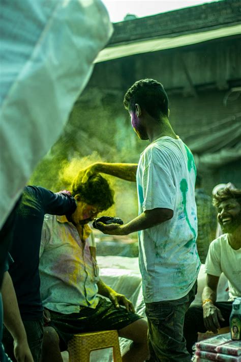 가루 그룹 기쁨 길거리 축제 남자 남쪽 아시아 노란색 다채로운 델리 문화 문화 전통 문화적 정체성 문화제 민족 축제 사람 색깔 색상으로 놀기