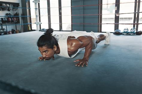 피트 니스 권투 링에 판자 운동을하고 남자 체육관에서 잘 생긴 아시아 보디 빌더 훈련 섹시 한 스포츠맨 운동 용 강한 건강 한 근육 질의 몸 라이프 스타일으로 스포츠 35