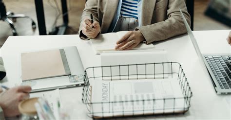 간부 계약 계획하는 공동 작업 공식적인 옷차림 공책 기업 회의 노트 노트북 달력 마감 메모하기 목적들 브레인스토밍 비즈니스 미팅 비즈니스 복장