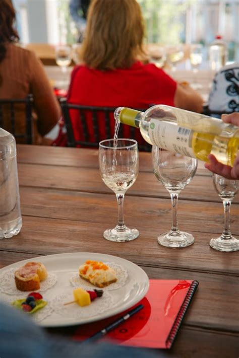 과일 그룹 설정 레저 리셉션 목조 테이블 백포도주 베리류 병 봉사 한 분할판 붓는 빨간 셔츠 사교 모임 사람 손가락 음식 술 술을 마시다 식사