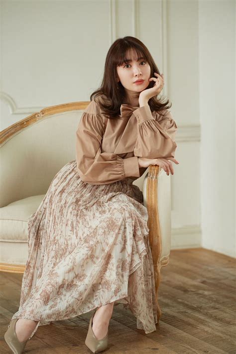 Pleated Chiffon Long Skirt 毎シーズンご好評いただいているアーカイブに、新色【beige Mimosa