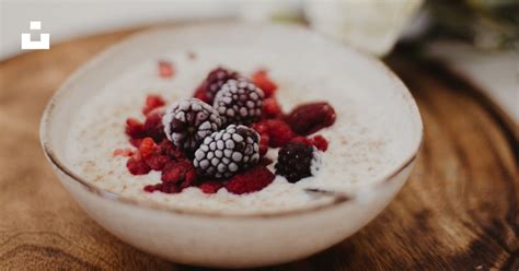 흰색 세라믹 그릇에 빨간색과 검은 색 열매 사진 Unsplash의 무료 음식 이미지