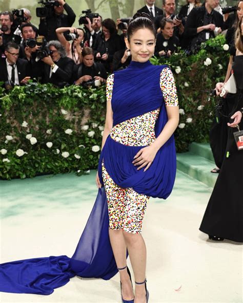 دختر خوشگل گروه بلک پینک این بار هم در مت گالا درخشید؛ با پیراهن آبی