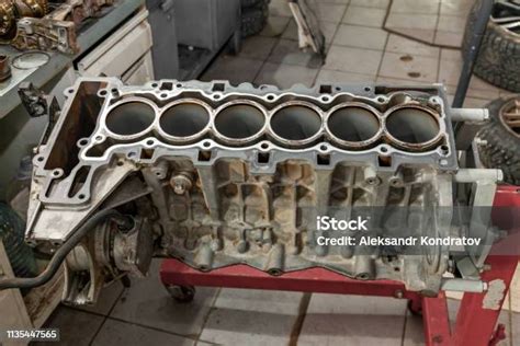 자동차 서비스 워크샵에서 고장 및 수리 후 차량에 설치 하기 위해 장착 된 레드 크레인에 사용 되는 교체용 6 기통 엔진을 대리점에 보증 엔진에 대한 스톡 사진 및 기타