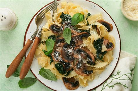 크리미 알프레도 파스타 버섯 닭고기 시금치 바질 크림 소스를 곁들인 이탈리아 파스타 페투치니를 녹색 돌이나 콘크리트 배경에 곁들인다 전통적인 이탈리아 요리 플랫 레이 복사