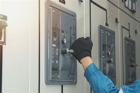 전기 장비 유지 보수 서비스 엔지니어 엔지니어는 Ac 전압계를 휴대하여 차단기 단자의 전압을 확인하고 개폐 장치를 검사합니다