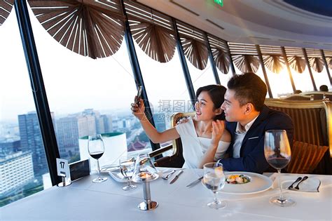青年夫妇在餐厅用餐高清图片下载 正版图片507653346 摄图网