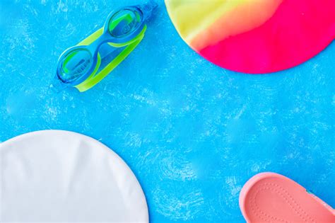 파란색 질감배경의 수영장에서 수영하기 위한 액세서리 수영장에서 수영하는 어른과 어린이 스포츠 가방에 대한 스톡 사진 및 기타