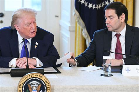 Trump Lee En Voz Alta Una Nota Privada De Marco Rubio Durante Una
