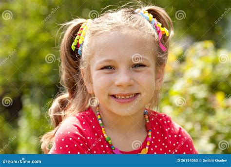 Маленькая девочка с большой усмешкой Стоковое Изображение изображение насчитывающей