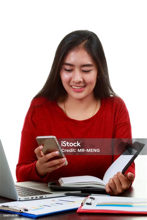 젊은 아시아 여자 는 흰색 배경에 미소와 판매 볼륨 그래프를 확인 하면서 메모를 입력 검은색에 대한 스톡 사진 및 기타 이미지 검은색 귀여운 길이 Istock