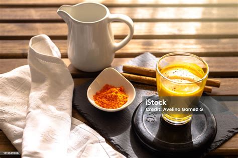 계피와 커큐마가 있는 황금 우유 한 잔과 함께 나무 테이블에서 1kg의 체중 컨셉 에너지와 운동 선수의 강도에 넣은 아침 식사 0명에 대한 스톡 사진 및 기타 이미지