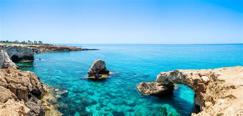 키프로스의 아이 아 나파 근처의 사랑의 다리 케이프 그레코의 연인의 다리로 알려진 자연 암석 아치 형성 아기아 나파와 카보 그레코 국립공원 사이의 해안선에 있는 바다 동굴