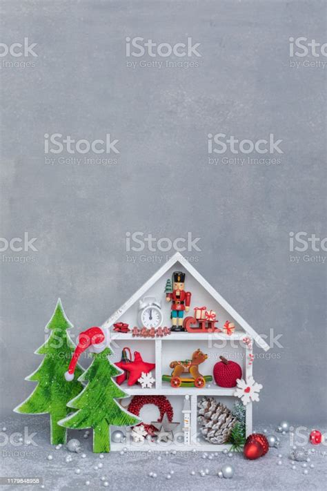 크리스마스 장난감과 선물 원뿔 알람 시계 전나무의 가지 엽서와 흰색 겨울 마법의 나무 찬장 크리스마스에 대한 스톡 사진 및 기타 이미지 Istock