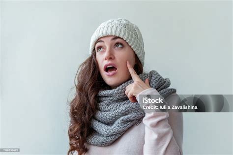 흰색 배경에 고립 된 따뜻한 옷 모자와 스카프를 입고 웃는 소녀 개념에 대한 스톡 사진 및 기타 이미지 개념 건강한 생활