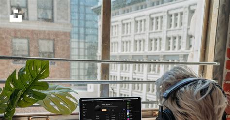 검은색 노트북 컴퓨터를 사용하는 흰색 긴 소매 셔츠를 입은 여자 사진 Unsplash의 무료 남자 이미지