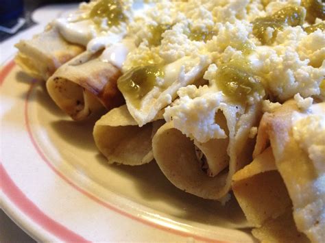 Tacos Dorados De Pollo En Salsa Verde