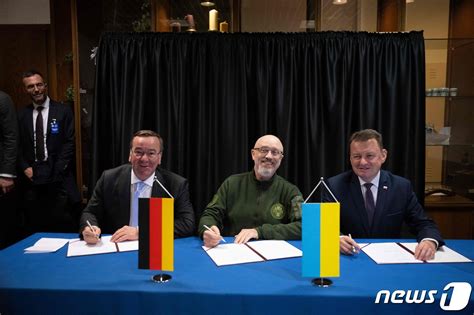 獨 전차 정비 센터 설치 서명하는 獨 우크라 폴란드 국방