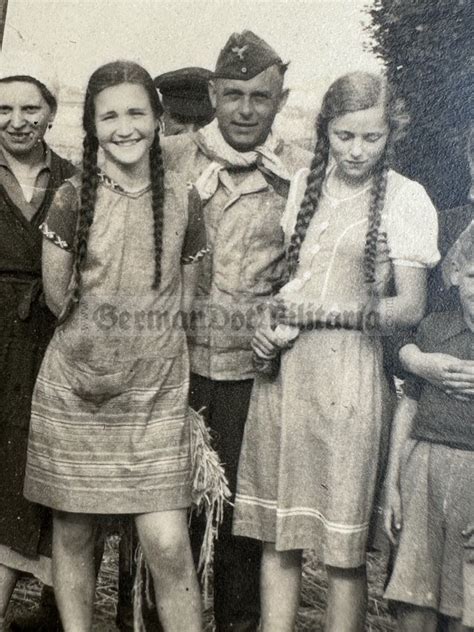 Aa682 Luftwaffe Soldiers With Young Girls Germandotmilitaria