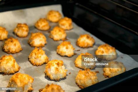 크리스마스 코코넛 트레이 오븐에서에 양피지에 마 카 롱 쿠키를 내뿜는 다 축제 아늑한 집 분위기입니다 휴일 과자 제빵 개념입니다 이탈리아 프랑스 요리 0명에 대한 스톡 사진