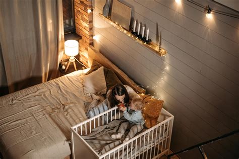 가정 생활 가족 본딩 가족 사랑 개인정보 보호 고요한 껴안다 담요 돌보다 돌봄 따뜻한 조명 따뜻함 램프 모성 목조 벽 베개 벽돌 벽 부드러운