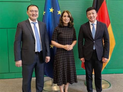 Л Гантөмөр С Баярцогт нар Ардчилсан намыг төлөөлж ХБНГУ д ажиллаж байна Isee Mn