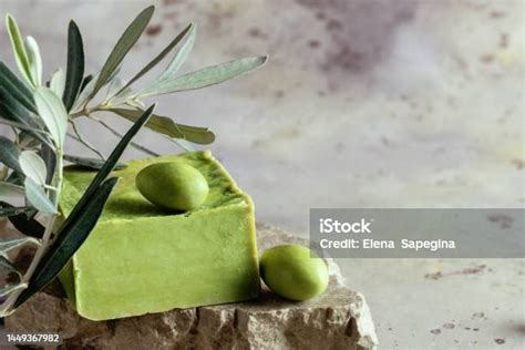 전통적인 천연 유기농 올리브 비누 소박한 배경에 녹색 올리브와 나뭇잎이 있는 수제 비누 바를 닫습니다 바디 케어 컨셉트 선택적 초점 흐릿한 배경 아름다움에 대한 스톡 사진