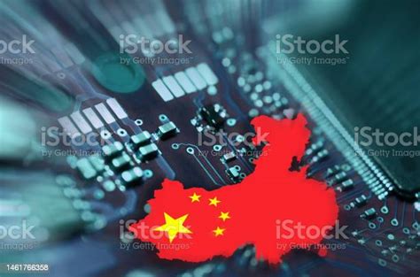 인쇄된 전자 카드의 마이크로칩에 있는 중화민국의 지도와 국기 글로벌 마이크로칩 및 반도체 제조에서 패권을 위한 개념 0명에 대한