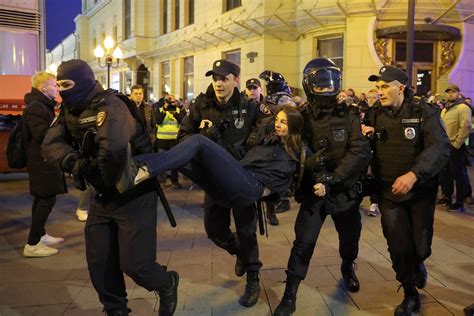 Russians Protesting Against Military Mobilisation Arrested As Moscow
