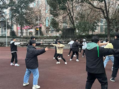 护理学院开展全民运动晨练八段锦活动 成医新闻网