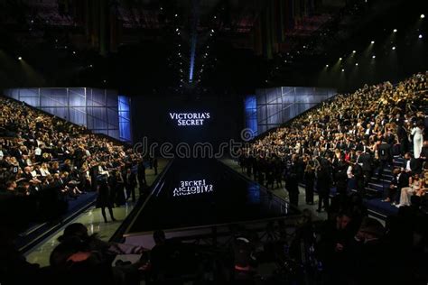 伦敦，英国 12月02 ：歌手在跑道的泰勒・斯威夫特perfoms在2014年维多利亚的秘密时装表演期间 编辑类图片 图片 包括有 阶段