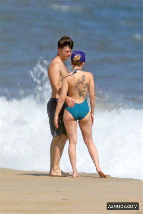 Scarlett Johansson Sexy On A Romantic Beach Stroll With Colin Jost In