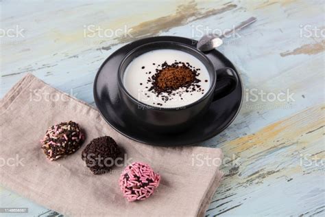 우유와 커피의 검은 컵 여자의 손은 커피와 함께 컵을 들고 평면도 0명에 대한 스톡 사진 및 기타 이미지 0명 갈색 검은색 Istock