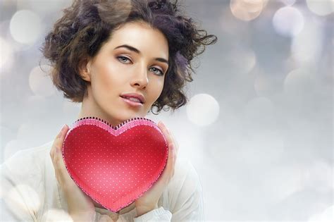 봐 섬광 배경 상자 심장 메이크업 헤어 스타일 갈색 머리 아름다움 빨간 발렌타인 데이 흰색 Hd 배경 화면