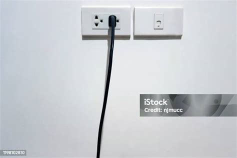 배경의 벽콘센트에 연결된 전기 콘센트 및 플러그 또는 검은색 전원 코드 케이블 0명에 대한 스톡 사진 및 기타 이미지 0명 가정 생활 개념 Istock