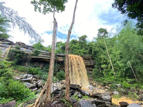 น้ำตกม่านฟ้าวังน้ำเขียวแหล่งท่องเที่ยวธรรมชาติที่สวยงาม